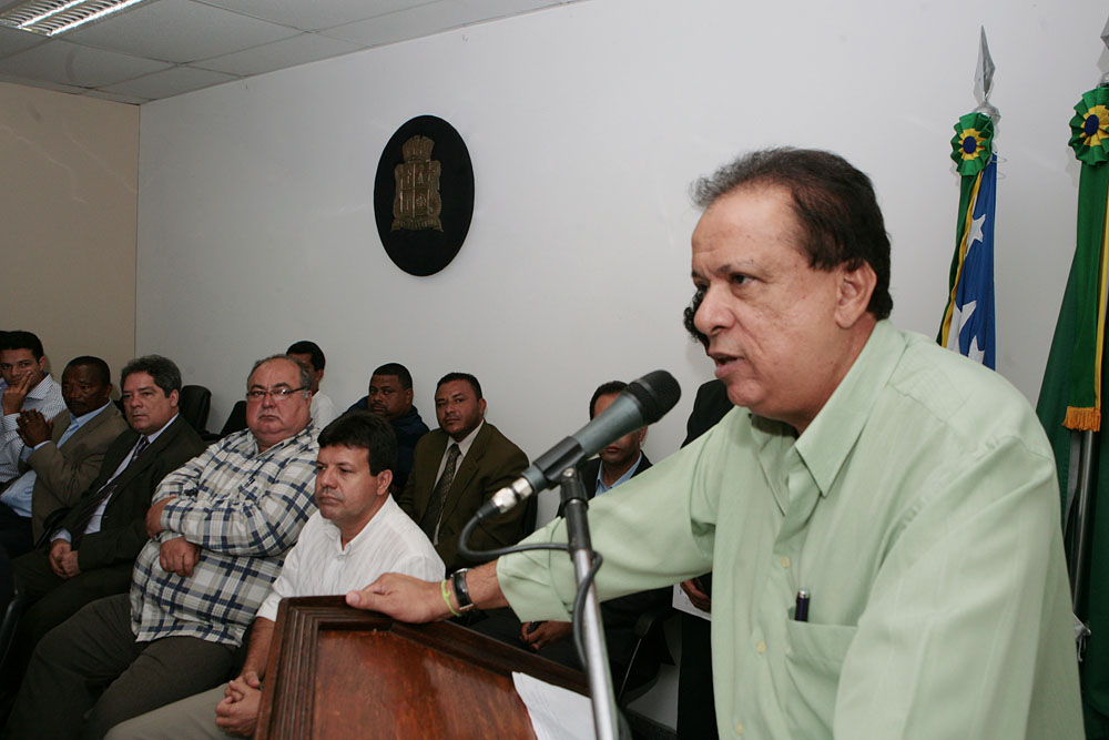 Carlos Batalha assume, elogia ex-secretário e anuncia dívida de R$ 120 ...